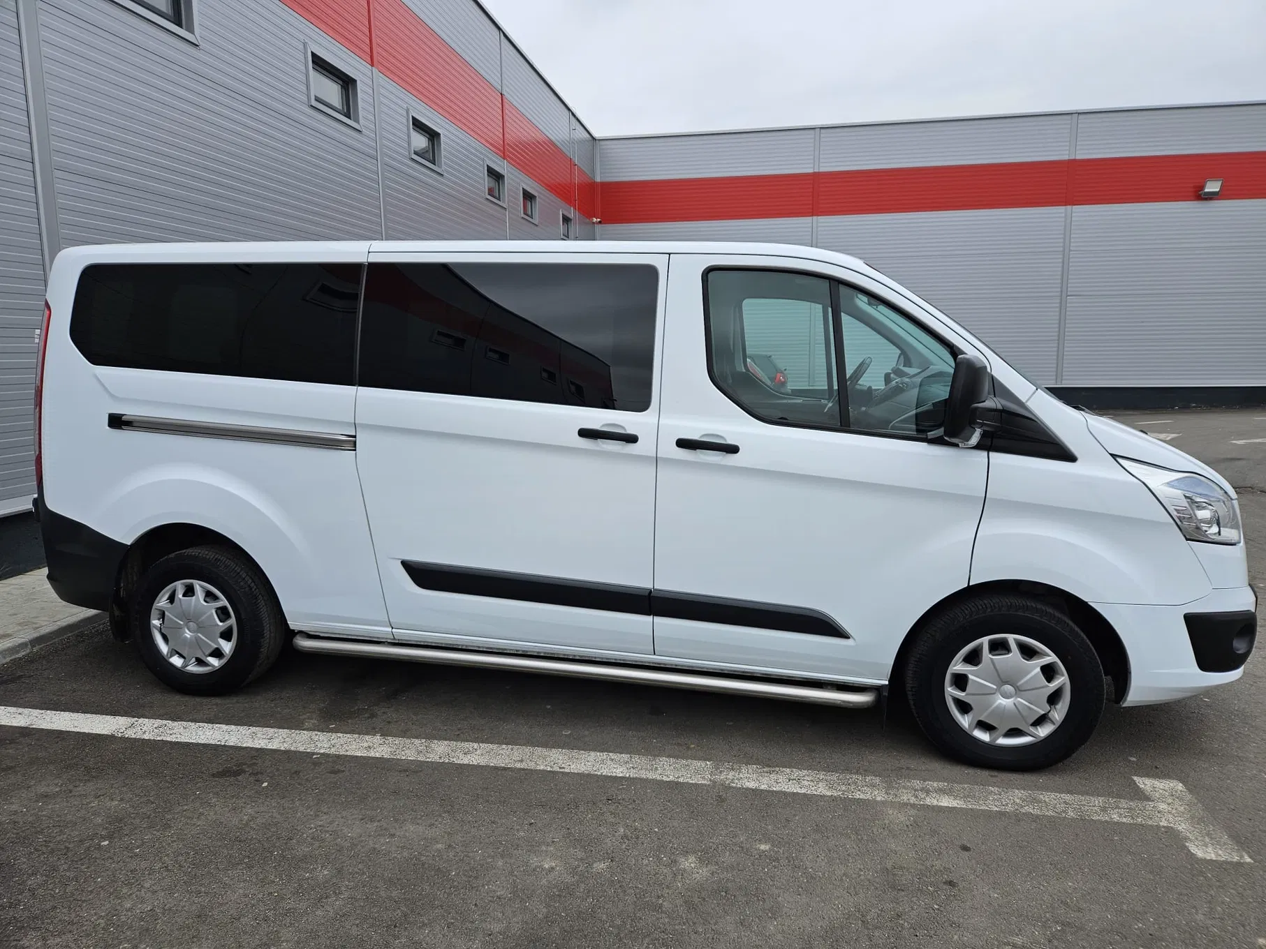 FORD TRANSIT CUSTOM 8+1 LOCURI - Leasing Autoutilitare