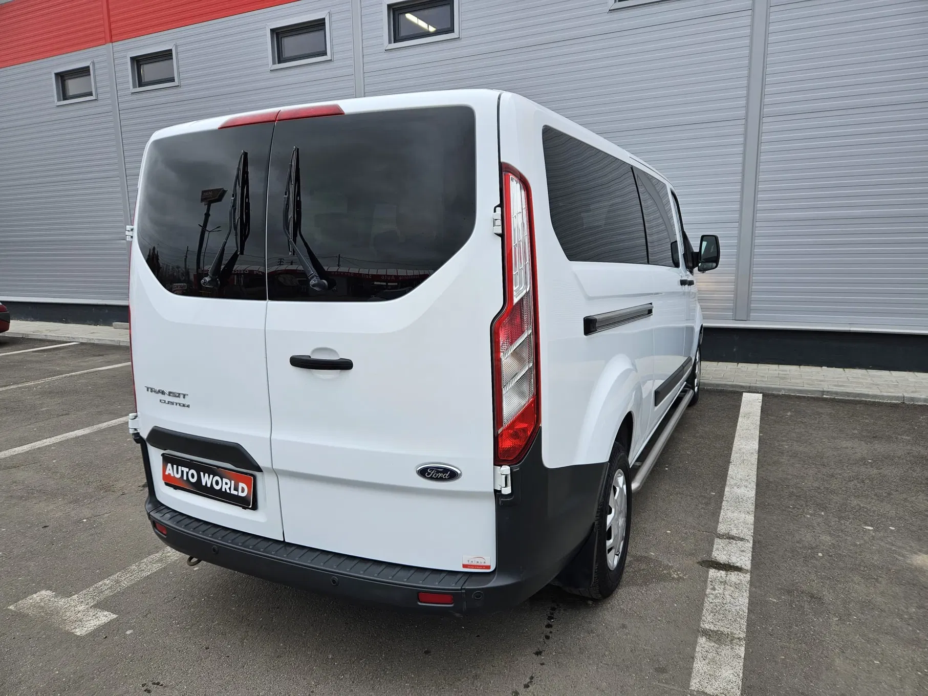 FORD TRANSIT CUSTOM 8+1 LOCURI - Leasing Autoutilitare