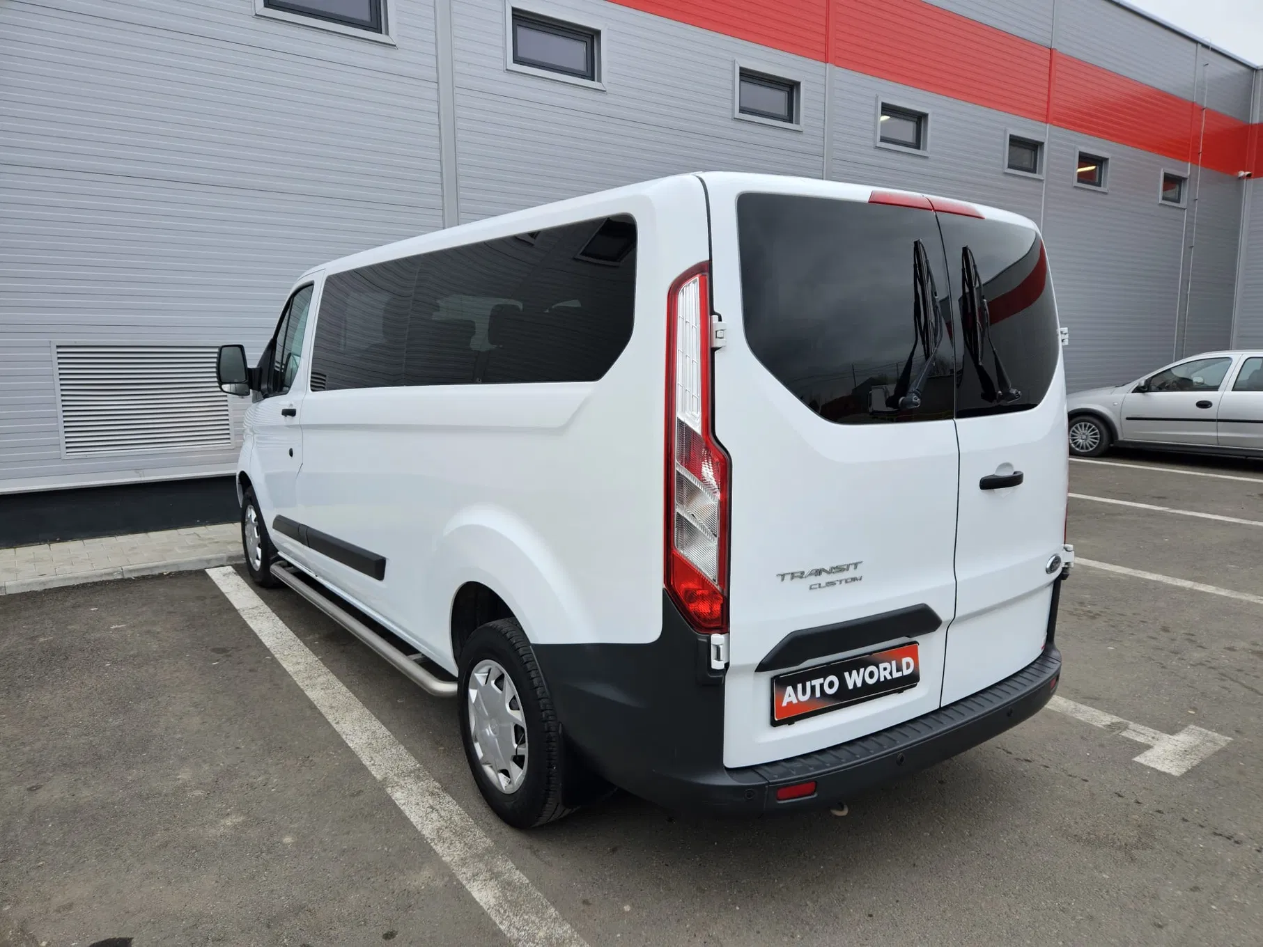 FORD TRANSIT CUSTOM 8+1 LOCURI - Leasing Autoutilitare