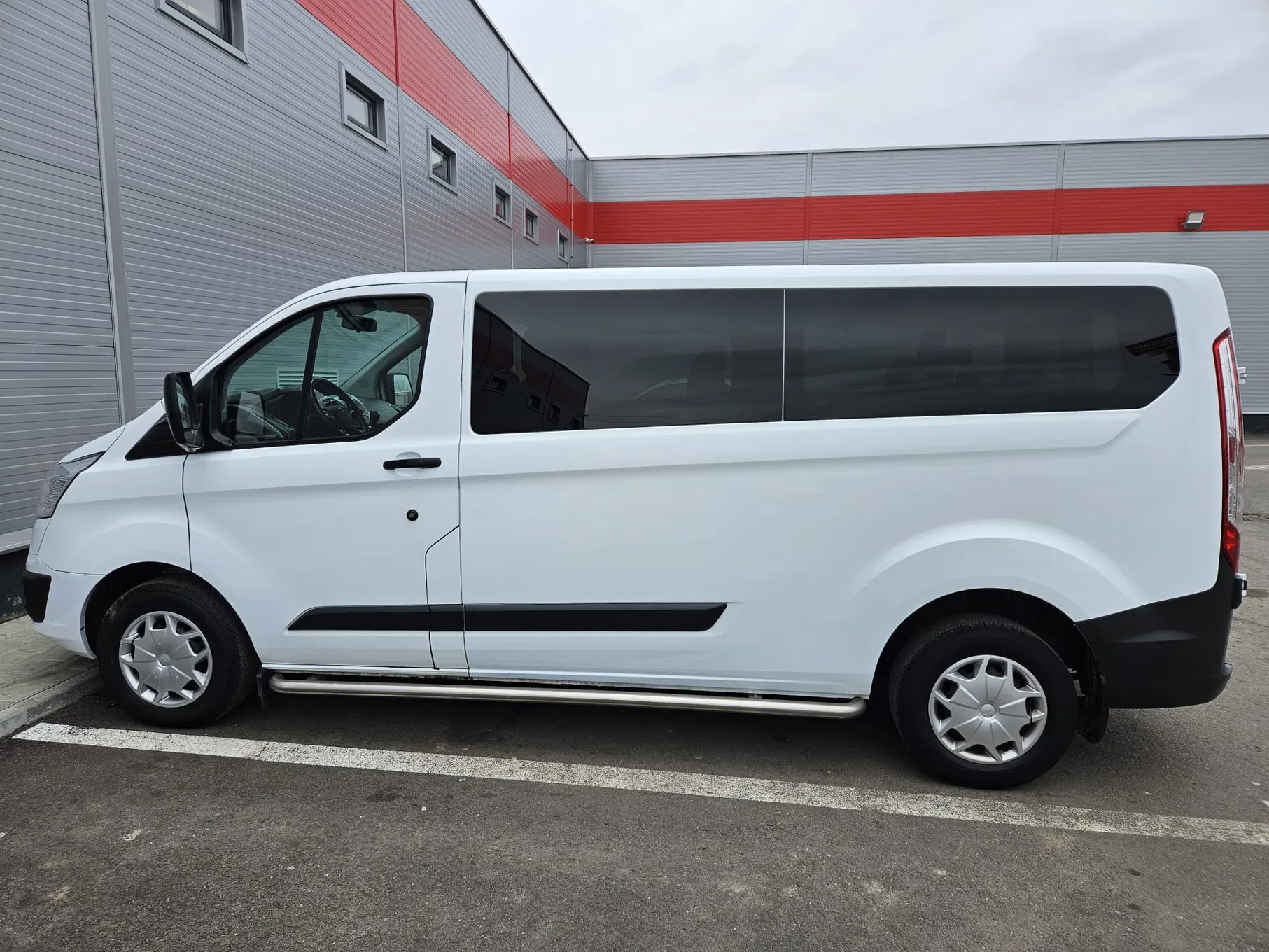 FORD TRANSIT CUSTOM 8+1 LOCURI - Leasing Autoutilitare